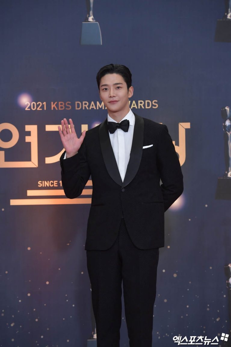 Stars Walk The Red Carpet For The 2021 KBS Drama Awards | Soompi