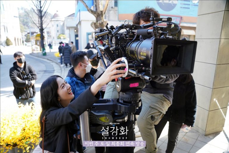“Snowdrop” Cast Shows Strong Chemistry Behind The Scenes | Soompi