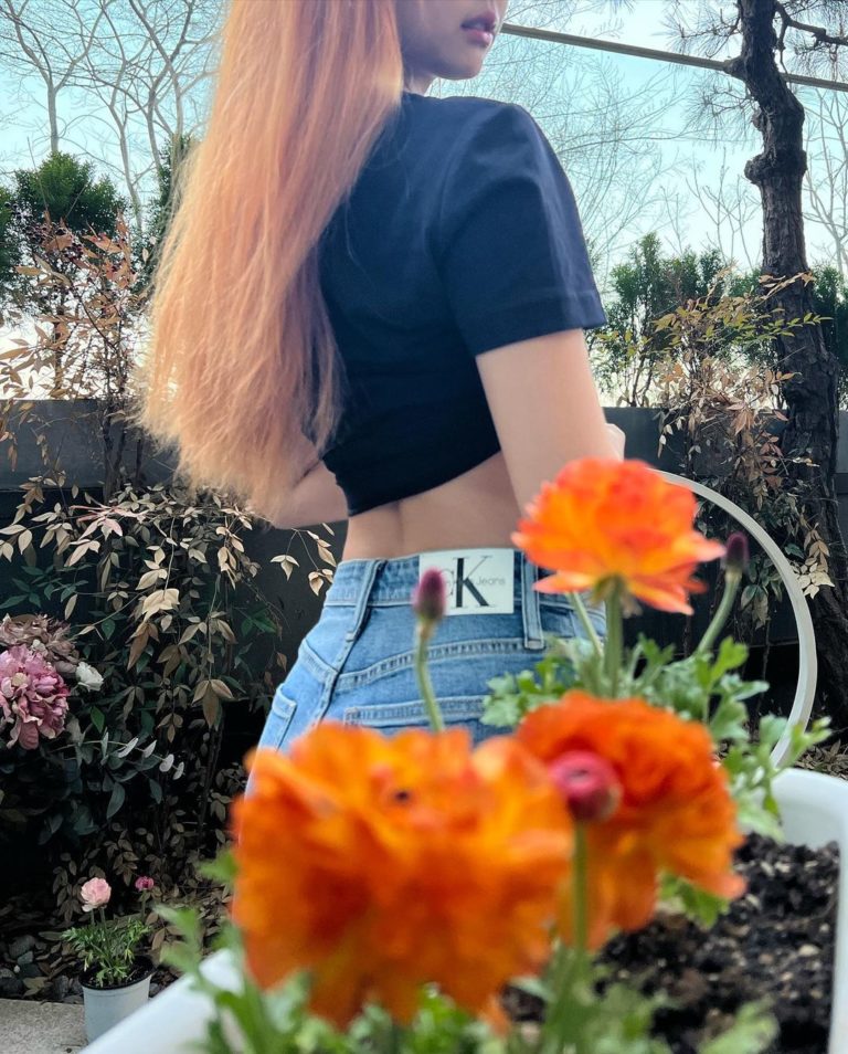 BLACKPINK’s Jennie Surprises Fans With Bold New Hair Color | Soompi