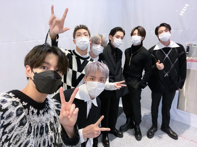 BTS Looks Back On Their Amazing Year By Sharing Adorable Group “Selfie ...