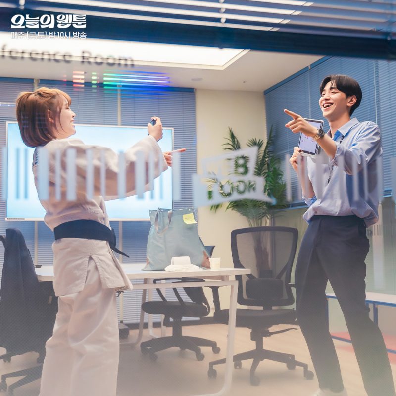 “Today’s Webtoon” Previews The Sweet Changes Between Co-Workers Kim Sejeong And Nam Yoon Su | Soompi