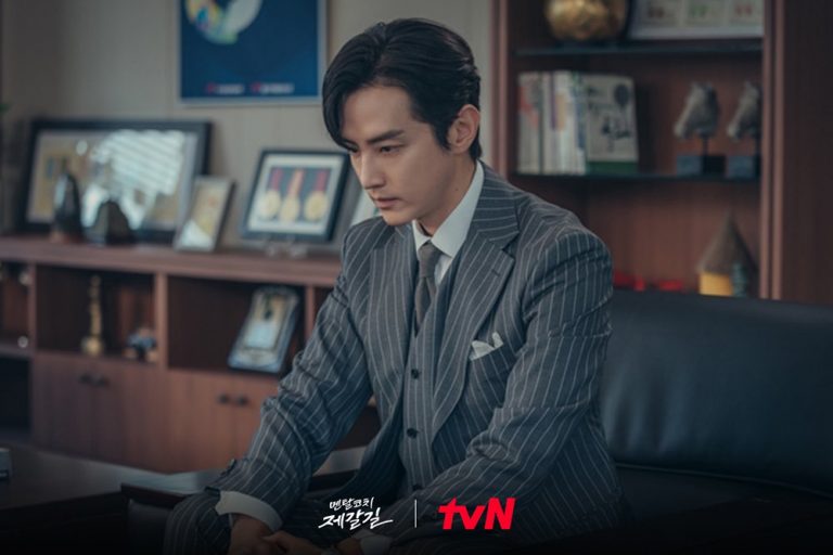 Kwon Yool Is A Charismatic Director Who Is On Tense Terms With Jung Woo ...