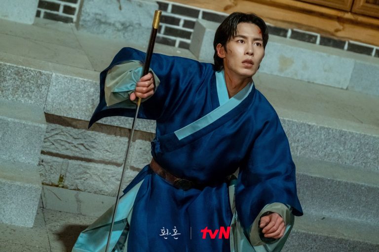 Lee Jae Wook Draws His Sword Against His Father Joo Sang Wook In "Alchemy Of Souls" | Soompi