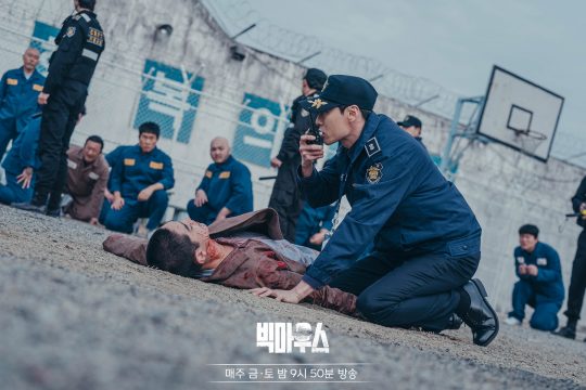 Girls' Generation's YoonA Doesn't Hesitate To Treat Bloodied Inmate Yoo Tae Joo In "Big Mouth ...