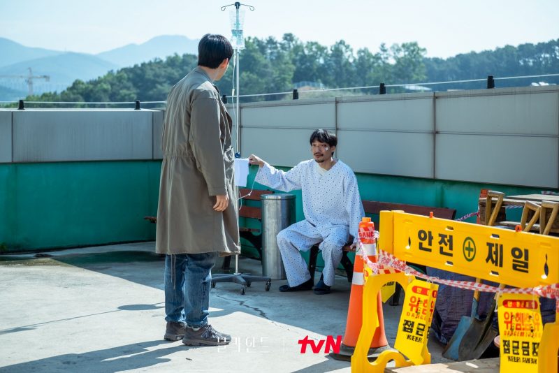 2PM’s Taecyeon Is Shocked As Jeon Jin Woo Suddenly Kneels Before Him With An Offer In “Blind ...