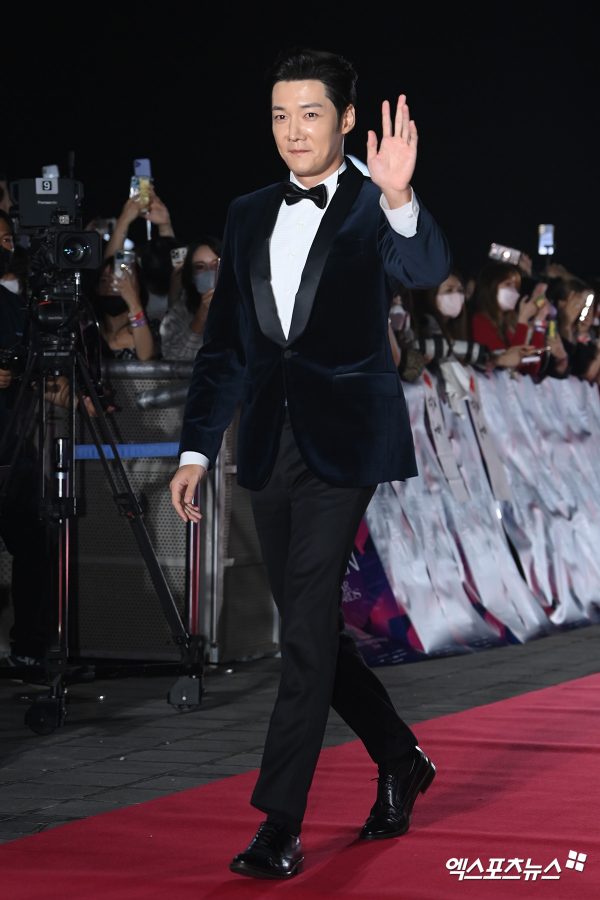 Stars Light Up The Red Carpet Of The 2022 APAN Star Awards | Soompi
