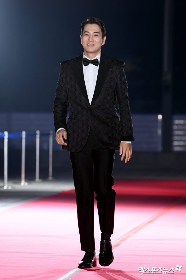 Stars Light Up The Red Carpet Of The 2022 APAN Star Awards | Soompi