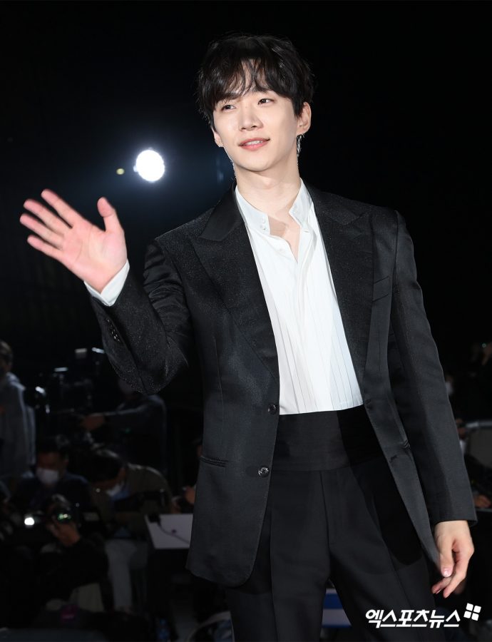 Stars Light Up The Red Carpet Of The 2022 APAN Star Awards | Soompi