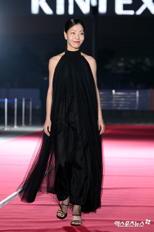 Stars Light Up The Red Carpet Of The 2022 APAN Star Awards | Soompi