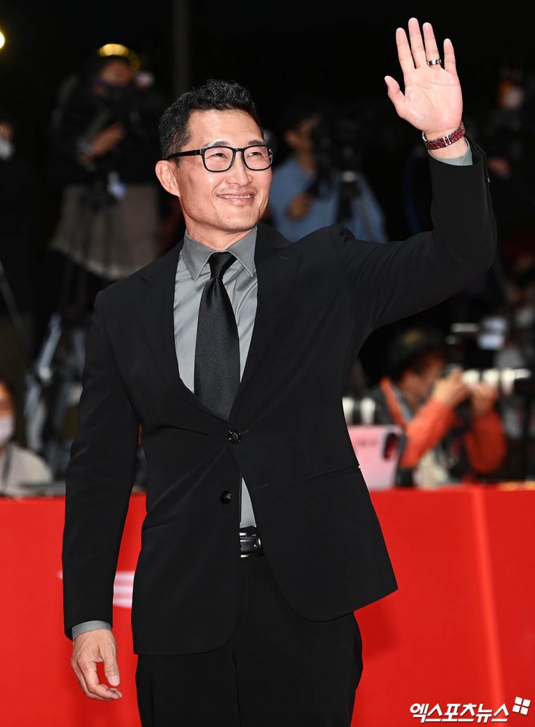 Stars Light Up The Red Carpet At 2022 Busan International Film Festival ...