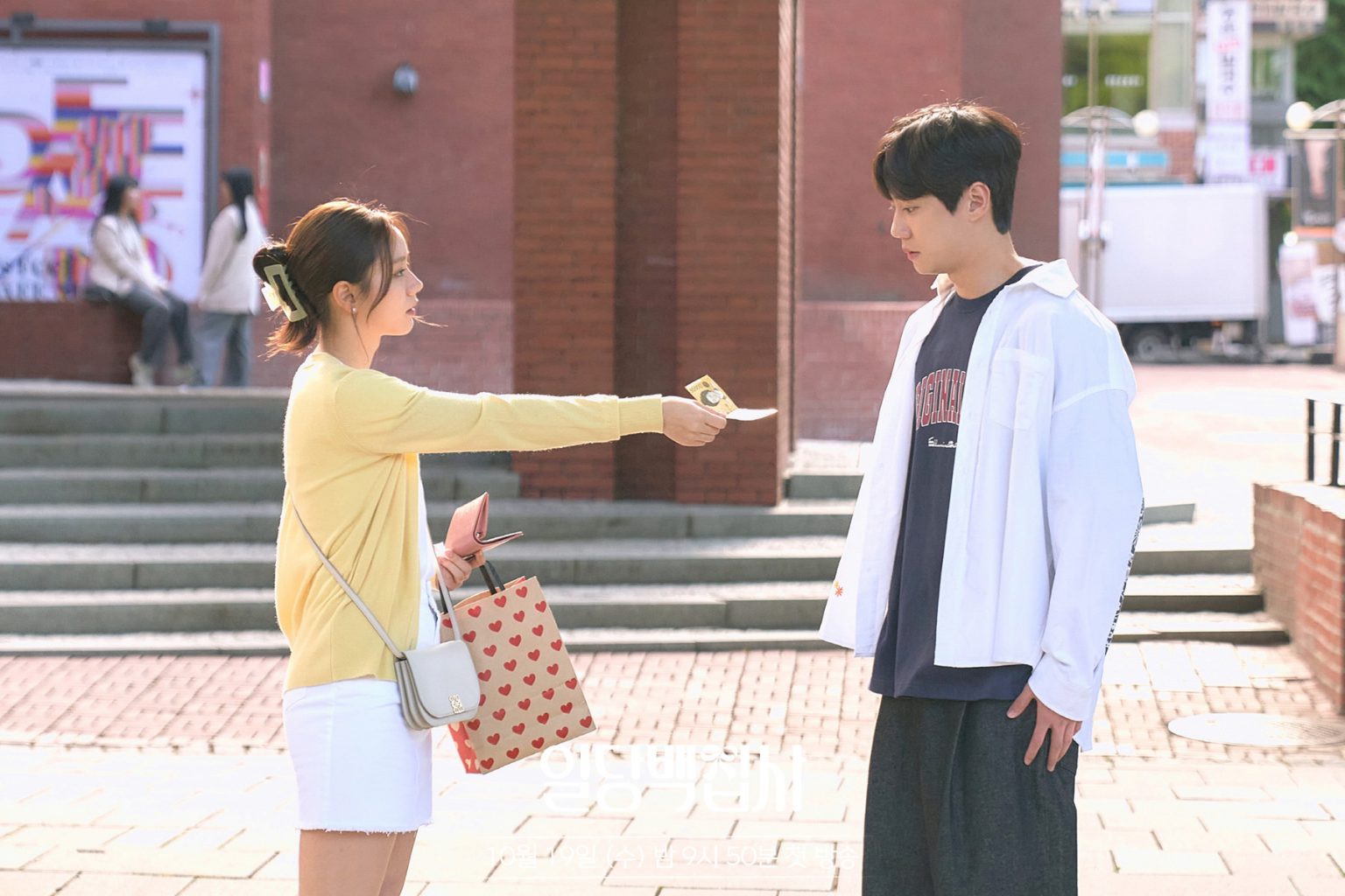 Lee Jun Young And Hyeri Have A Troublesome First Meeting in "May I Help You?" | Soompi