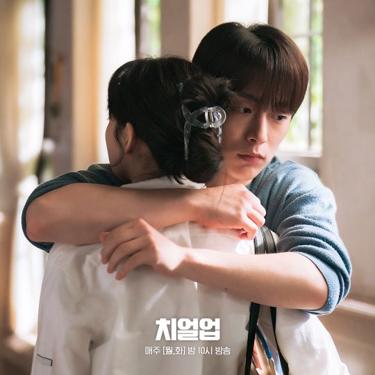 Bae In Hyuk Surprises Han Ji Hyun With A Hug In "Cheer Up" | Soompi