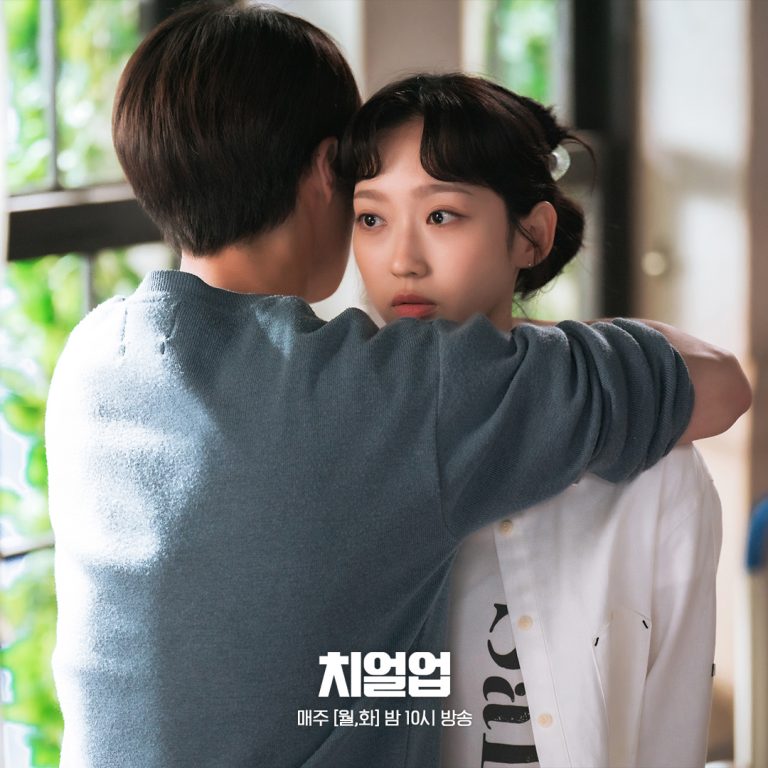 Bae In Hyuk Surprises Han Ji Hyun With A Hug In "Cheer Up" | Soompi