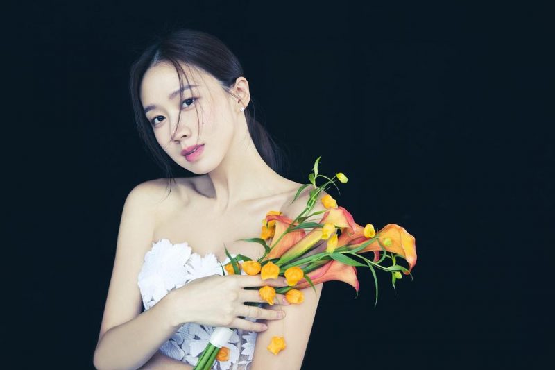 Go Sung Hee Shares Gorgeous Wedding Photos After Getting Married | Soompi