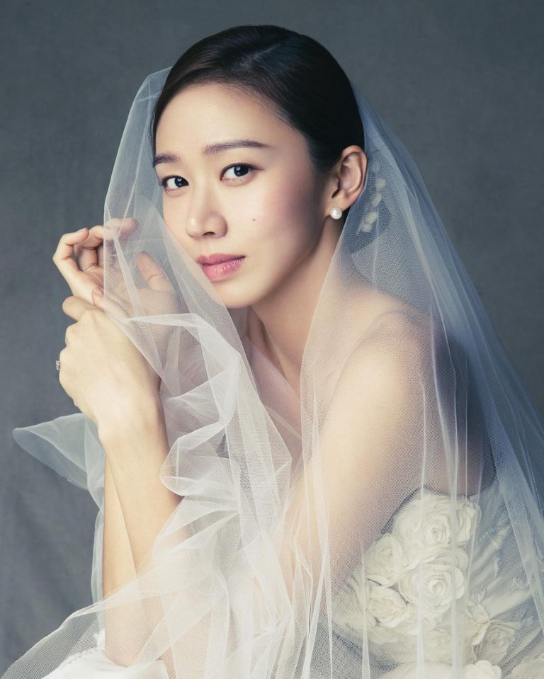 Go Sung Hee Shares Gorgeous Wedding Photos After Getting Married | Soompi