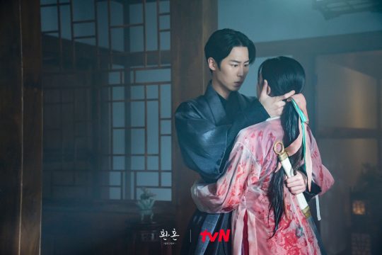Lee Jae Wook Holds Go Yoon Jung Close In "Alchemy Of Souls Part 2" | Soompi