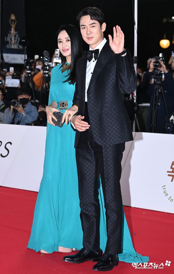 Stars Decorate The Red Carpet With Their Radiance At The 43rd Blue ...