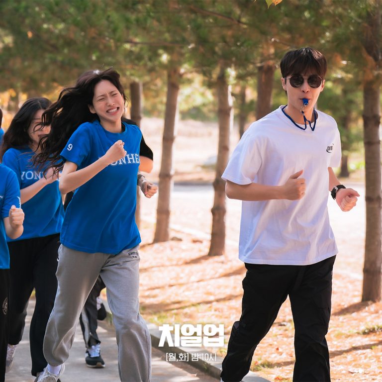 Han Ji Hyun And Bae In Hyuk Go Head-To-Head At Their Cheer Squad's ...
