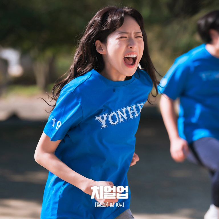 Han Ji Hyun And Bae In Hyuk Go Head-To-Head At Their Cheer Squad's ...