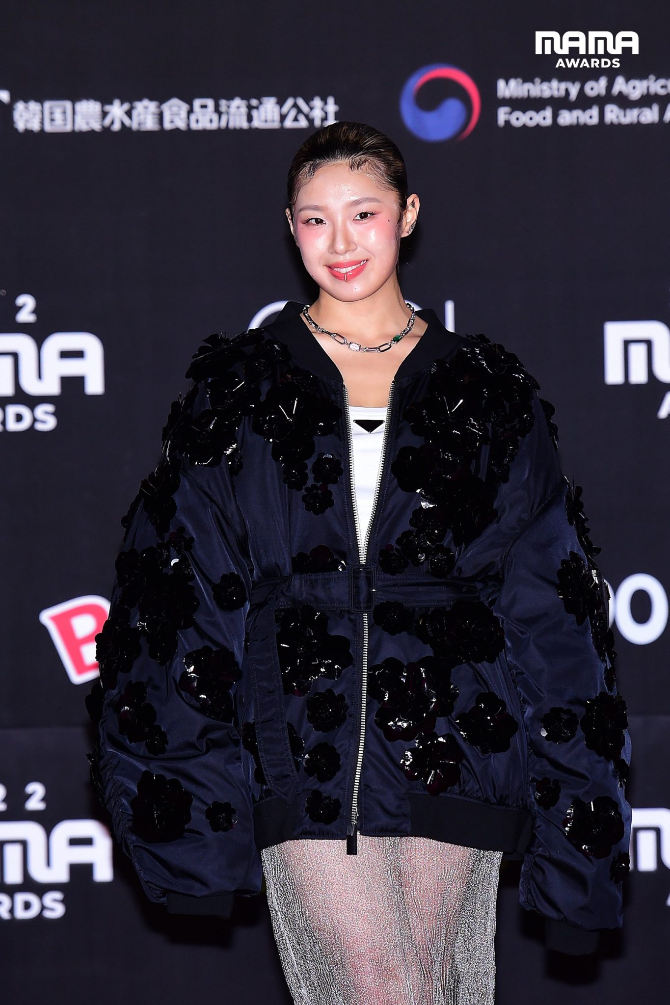 Stars Take On The Red Carpet At The 2022 MAMA Awards (Day 1) | Soompi