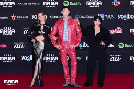 More Stars Rock The Red Carpet At The 2022 MAMA Awards (Day 2) | Soompi