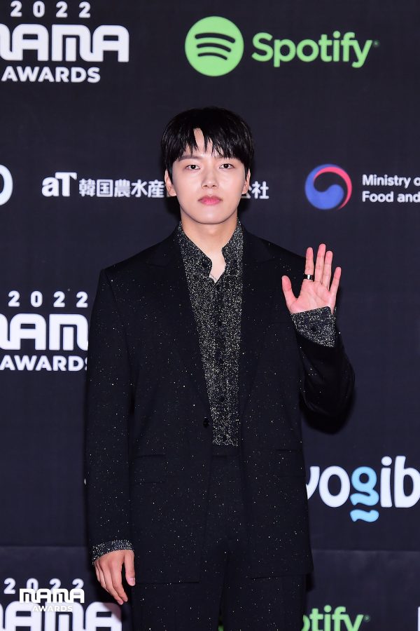 More Stars Rock The Red Carpet At The 2022 MAMA Awards (Day 2) | Soompi