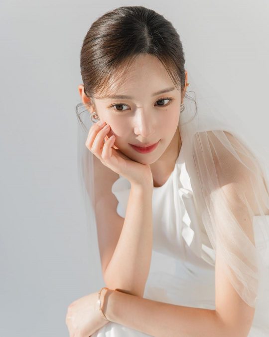 "True Beauty" Webtoon Author Gets Married + Shares Gorgeous Wedding Photos | Soompi