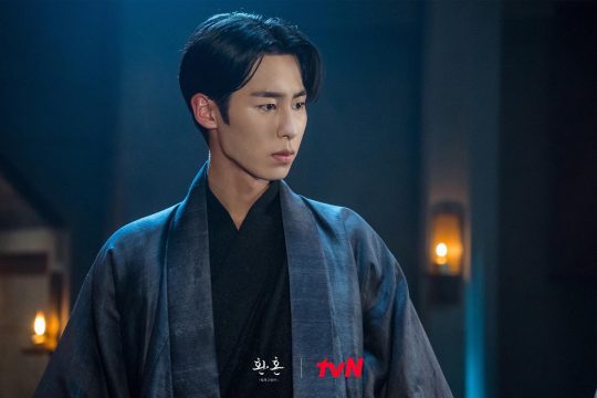 Go Yoon Jung Threatens Lee Jae Wook With A Poker At First Encounter In "Alchemy Of Souls Part 2 ...