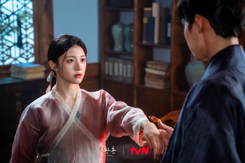 Lee Jae Wook Kisses Go Yoon Jung’s Hand In A Daze In “Alchemy Of Souls Part 2” | Soompi