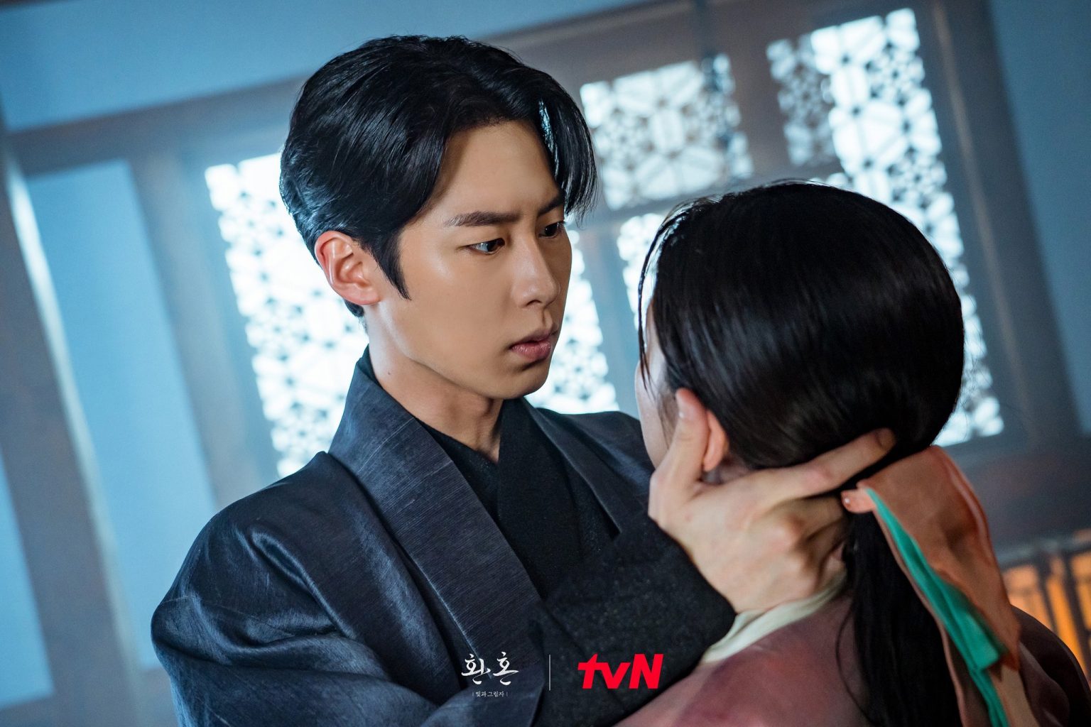 Lee Jae Wook Tenderly Takes Care Of An Unconscious Go Yoon Jung In "Alchemy Of Souls Part 2 ...