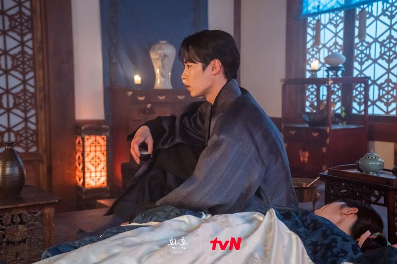Lee Jae Wook Tenderly Takes Care Of An Unconscious Go Yoon Jung In ... Lee Jae Wook Tenderly Takes Care Of An Unconscious Go Yoon Jung In ...