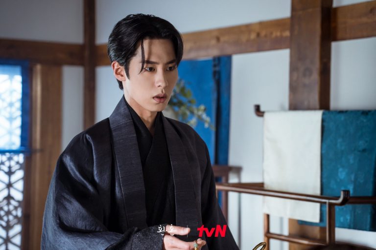 Lee Jae Wook Is Shocked When His Yin-Yang Jade Glows For 1st Time In 3 ...