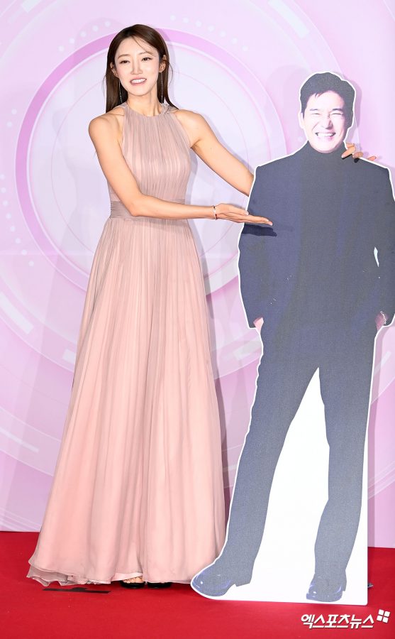 Stars Hit The Red Carpet At The 2022 SBS Entertainment Awards | Soompi