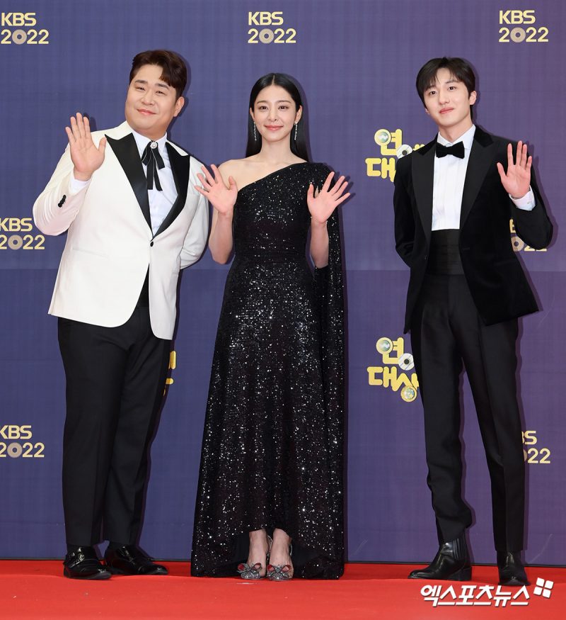 Stars Dazzle On The Red Carpet At The 2022 KBS Entertainment Awards | Soompi