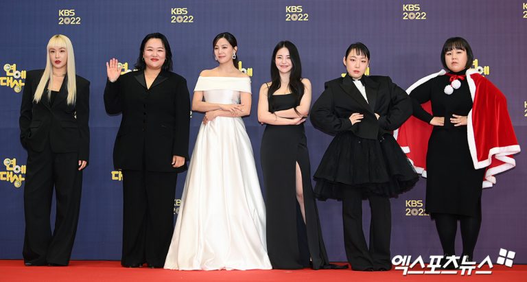 Stars Dazzle On The Red Carpet At The 2022 KBS Entertainment Awards ...