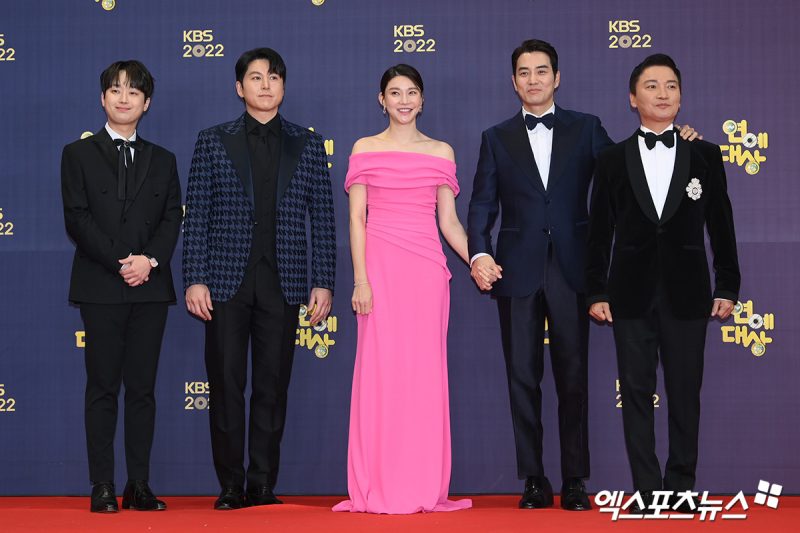 Stars Dazzle On The Red Carpet At The 2022 KBS Entertainment Awards | Soompi