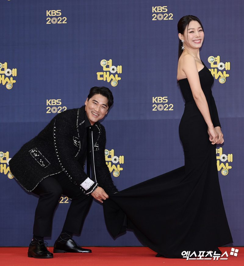 Stars Dazzle On The Red Carpet At The 2022 KBS Entertainment Awards | Soompi