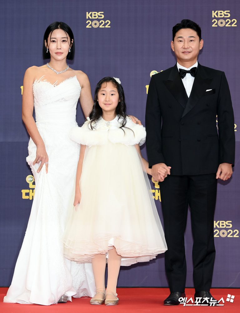 Stars Dazzle On The Red Carpet At The 2022 KBS Entertainment Awards ...