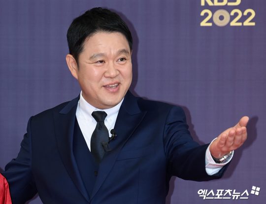 Stars Dazzle On The Red Carpet At The 2022 KBS Entertainment Awards ...