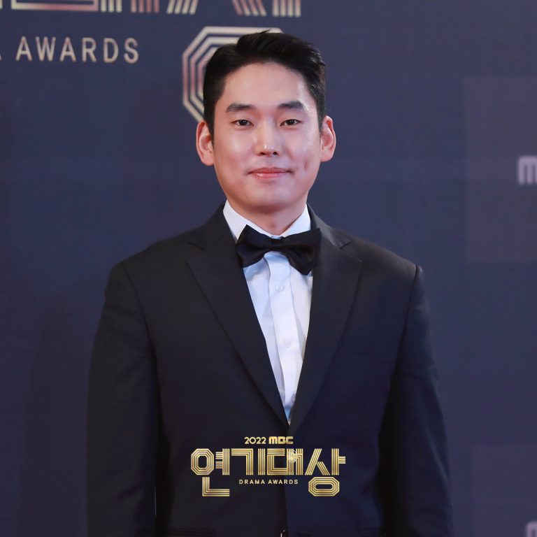 Stars Rock The Red Carpet At The 2022 MBC Drama Awards | Soompi