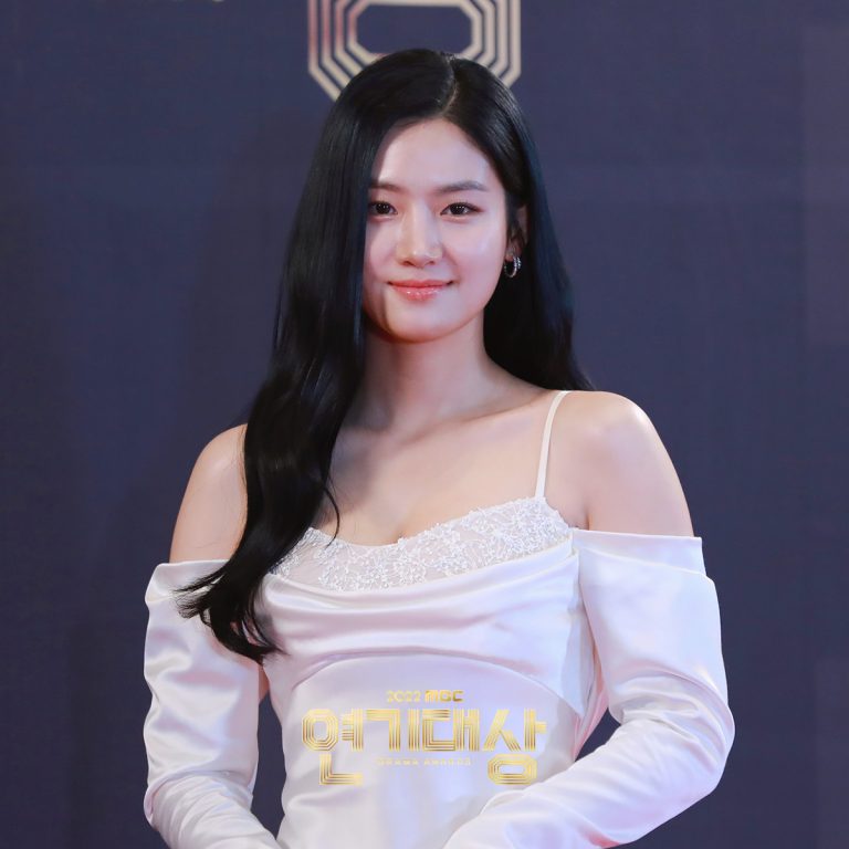 Stars Rock The Red Carpet At The 2022 MBC Drama Awards | Soompi