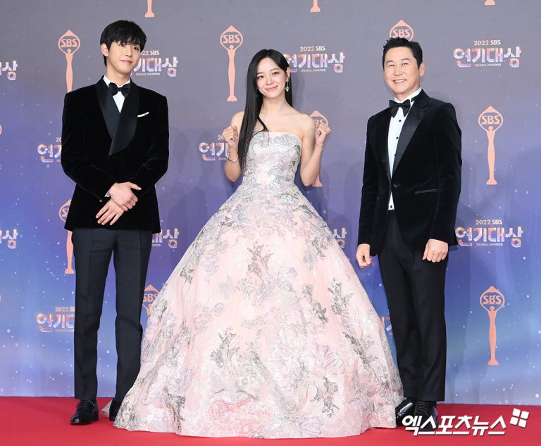 Stars Show Off Their Red Carpet Looks Ahead Of The 2022 SBS Drama Awards | Soompi