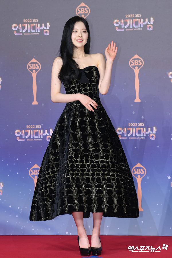 Stars Show Off Their Red Carpet Looks Ahead Of The 2022 SBS Drama Awards | Soompi