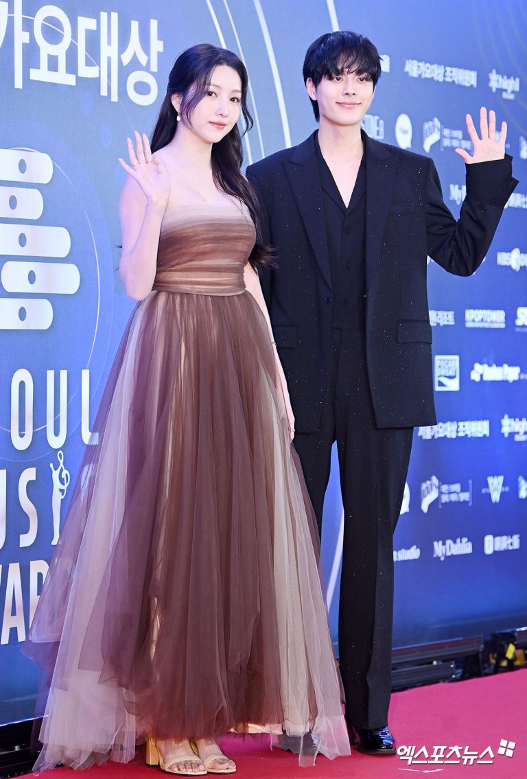 Stars Walk The Red Carpet At The 32nd Seoul Music Awards | Soompi