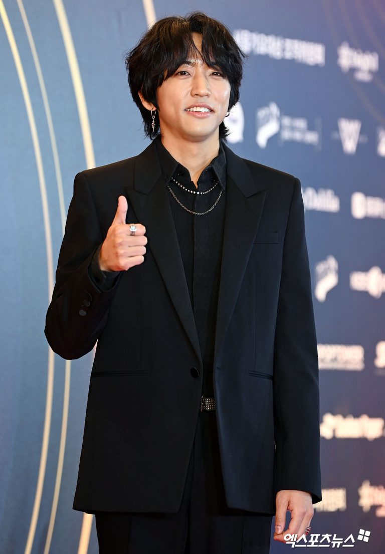 Stars Walk The Red Carpet At The 32nd Seoul Music Awards | Soompi