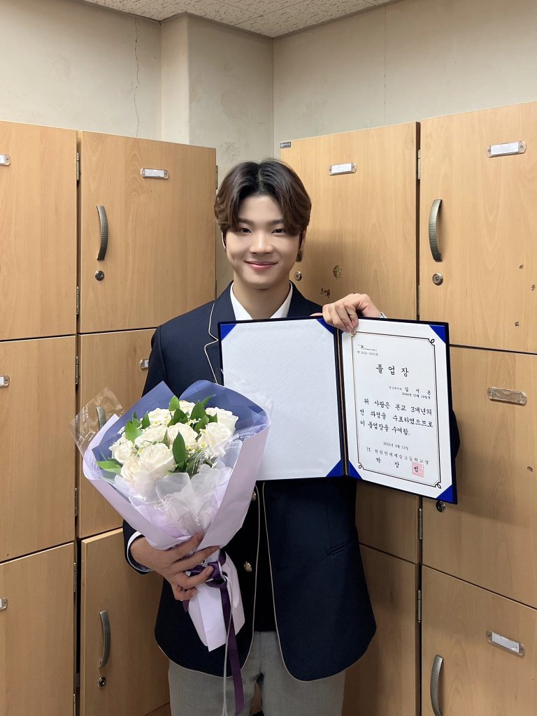 Stars Celebrate Their Middle School And High School Graduations | Soompi