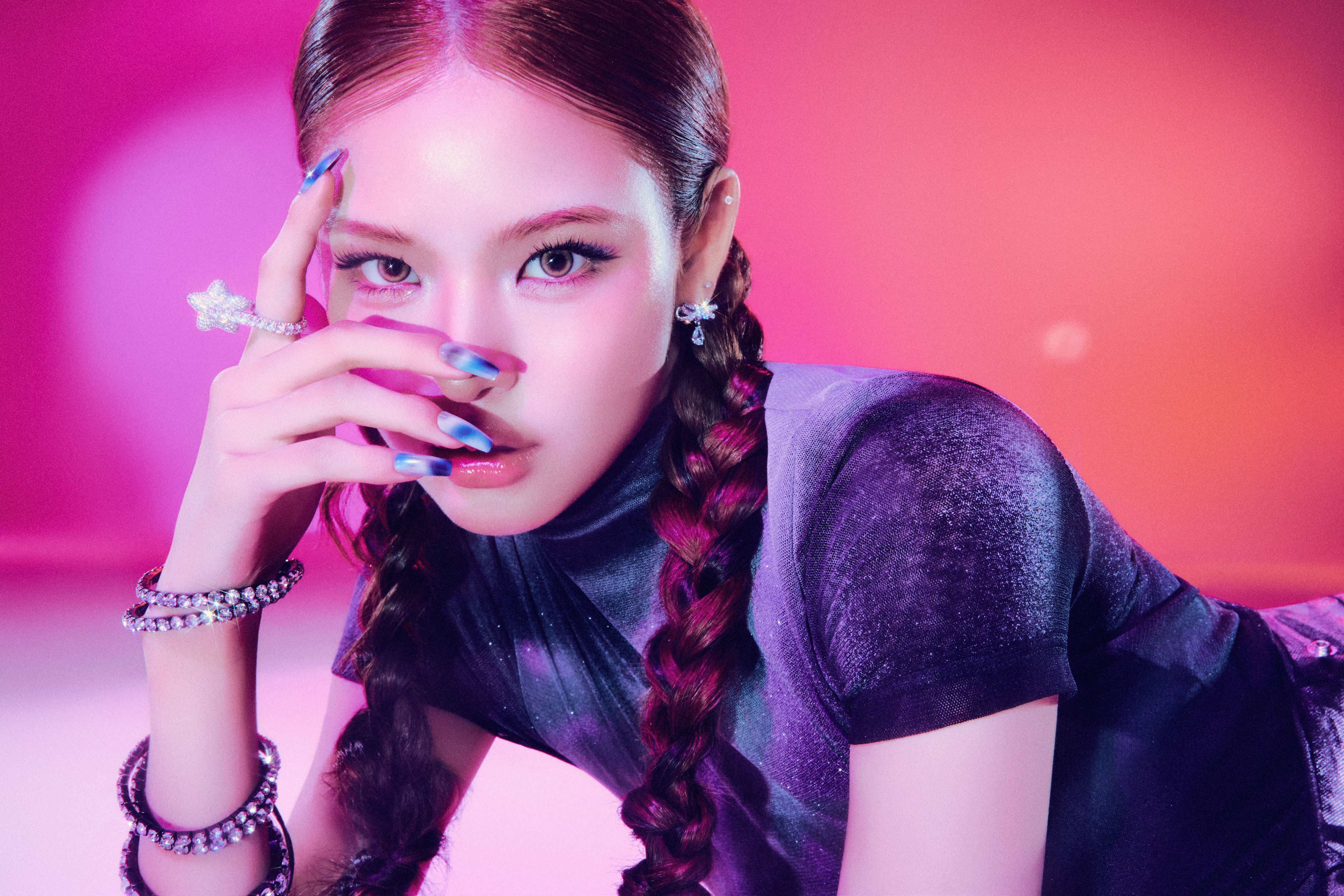 Watch: izna Never Misses A Beat In “METRONOME” Comeback MV | Soompi