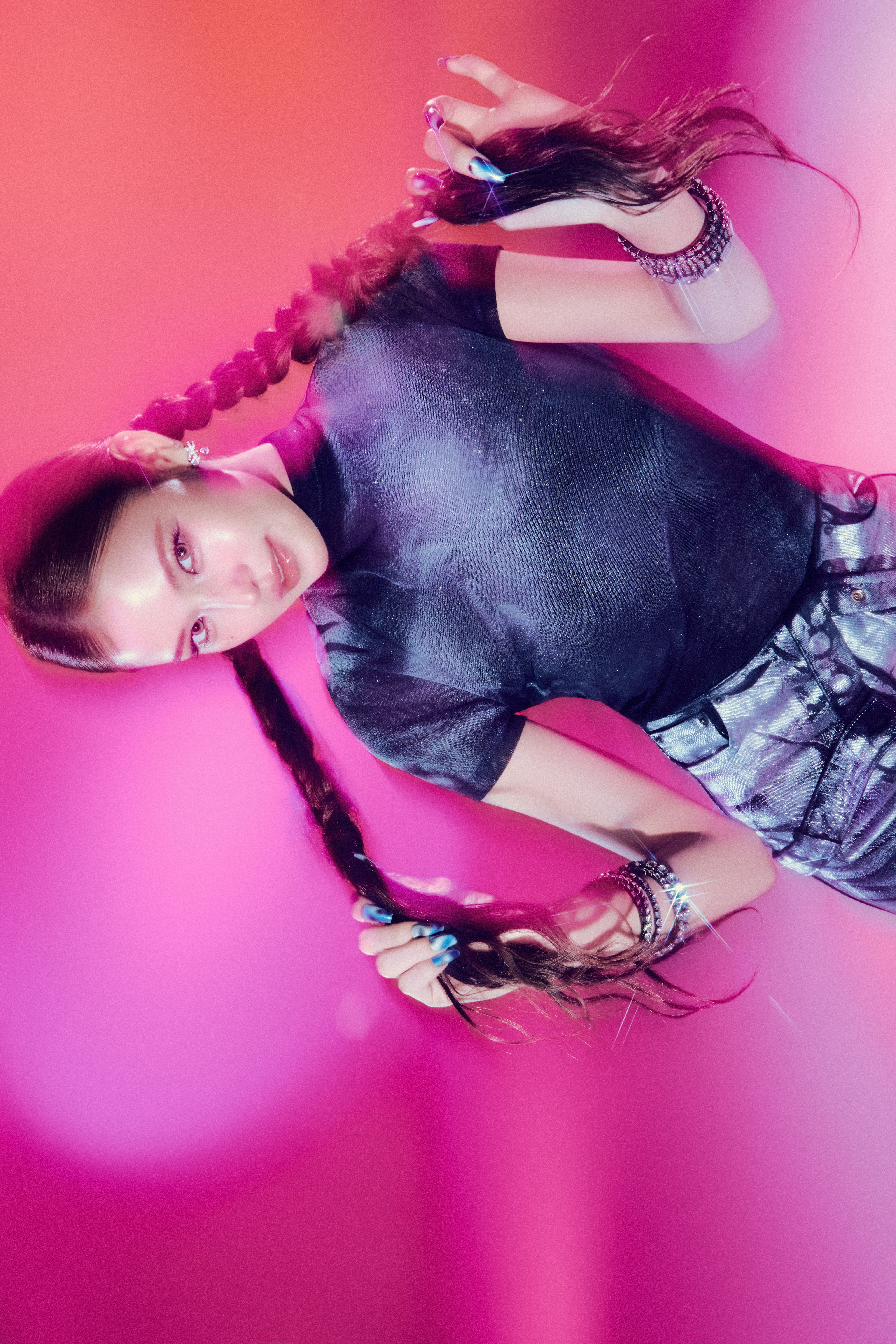 Watch: izna Never Misses A Beat In “METRONOME” Comeback MV | Soompi