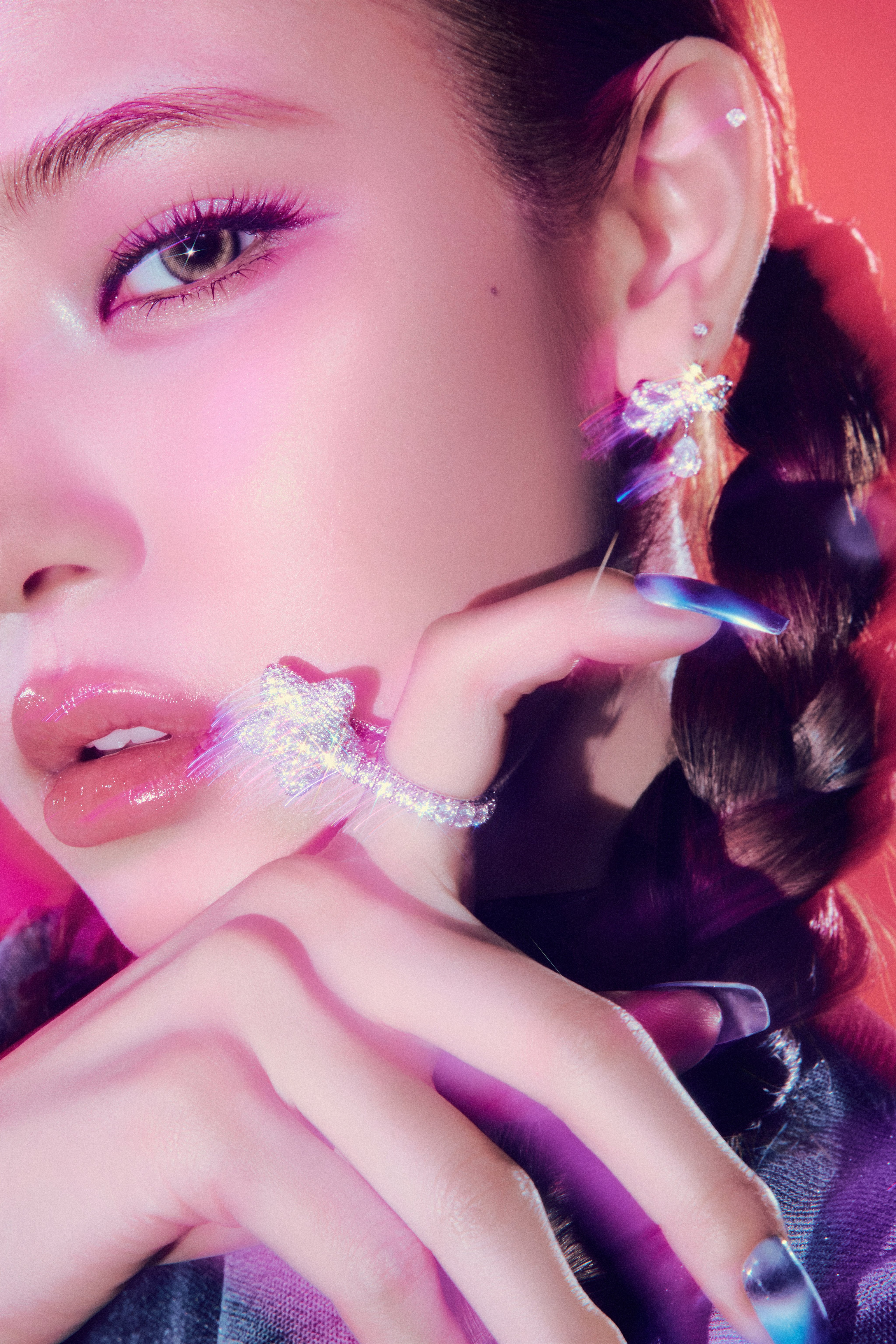 Watch: izna Never Misses A Beat In “METRONOME” Comeback MV | Soompi