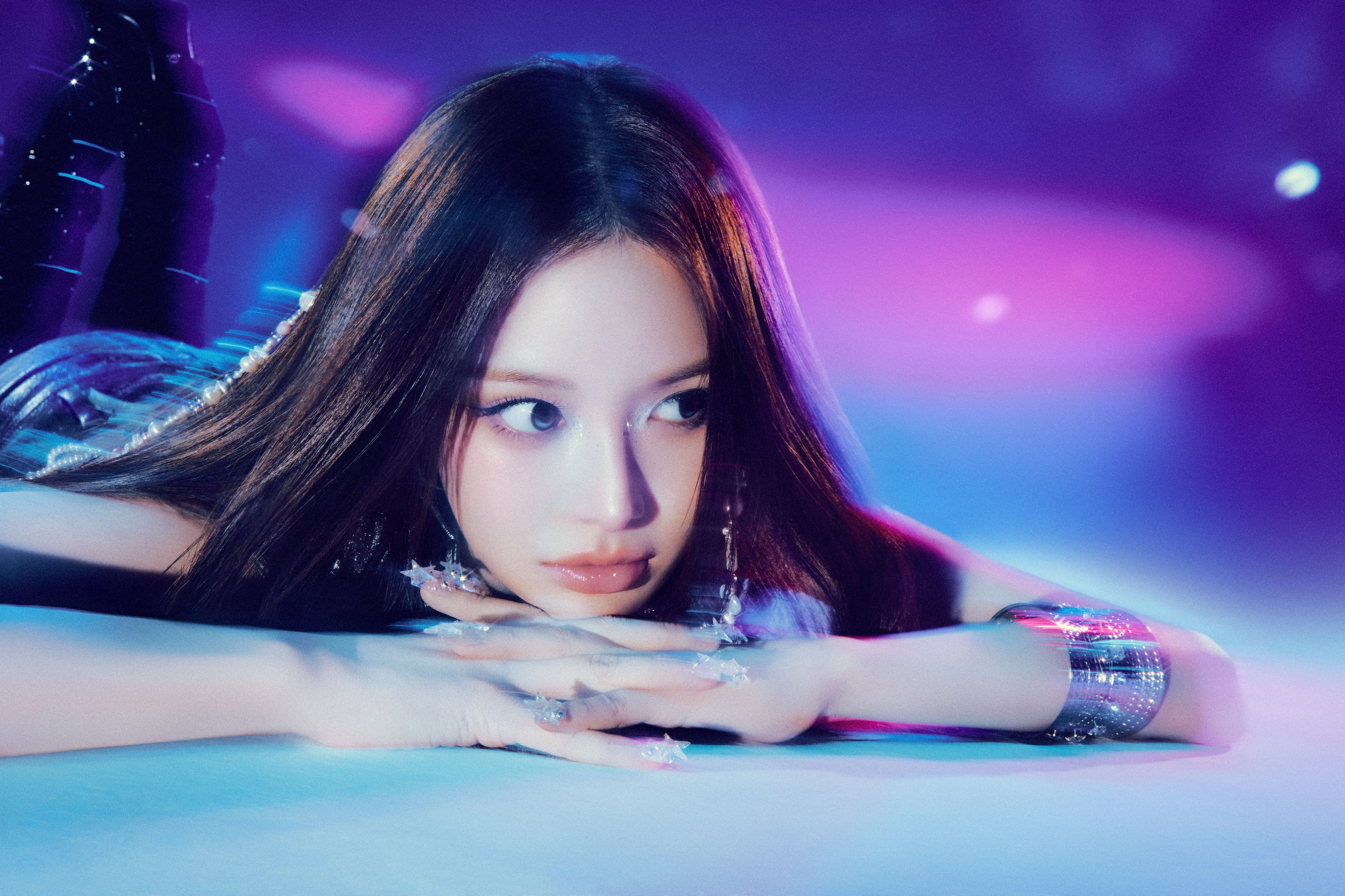 Watch: izna Never Misses A Beat In “METRONOME” Comeback MV | Soompi